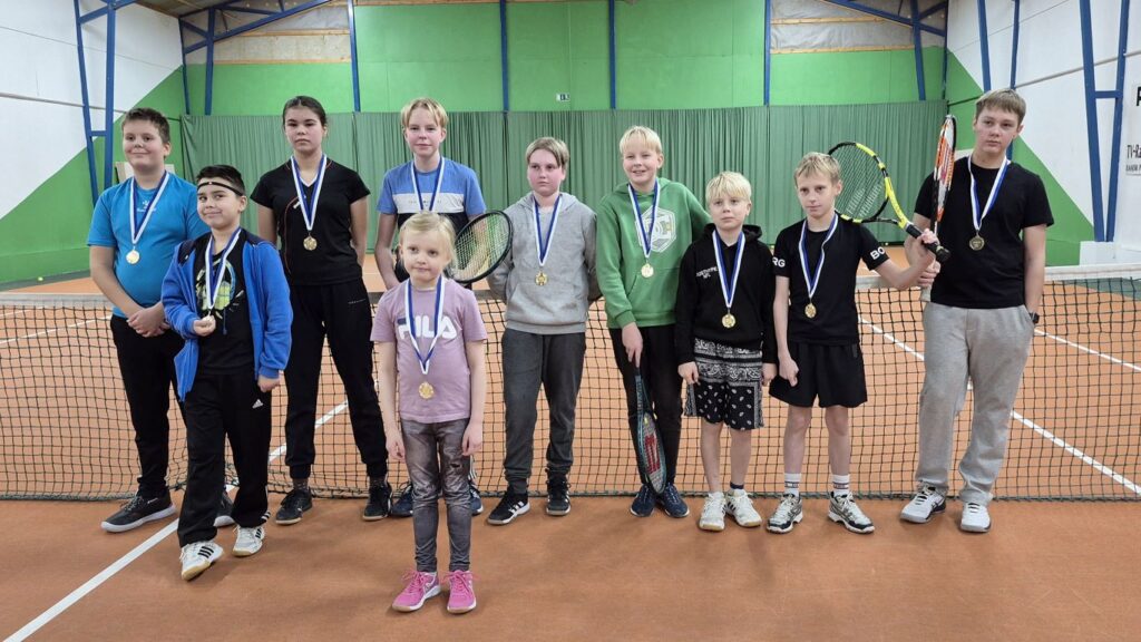 Tennishallissa pelattiin 40-vuotisjuhlakisat - Ilmajoki-lehti
